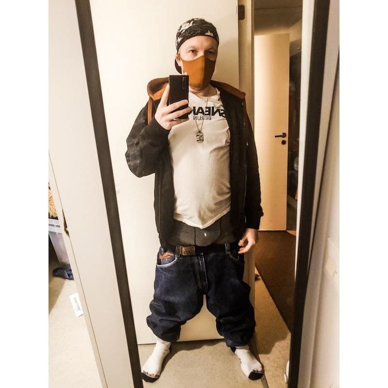 Who really sags there jeans in public and is not afraid? - Sagging low